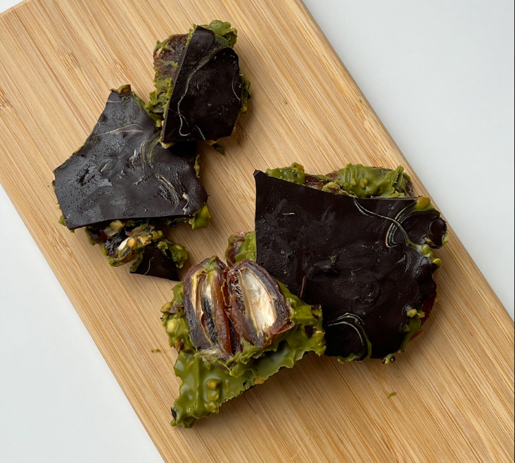 Healthy Viral Bark Snack with dates, Matcha and peanut butter, easy an ...